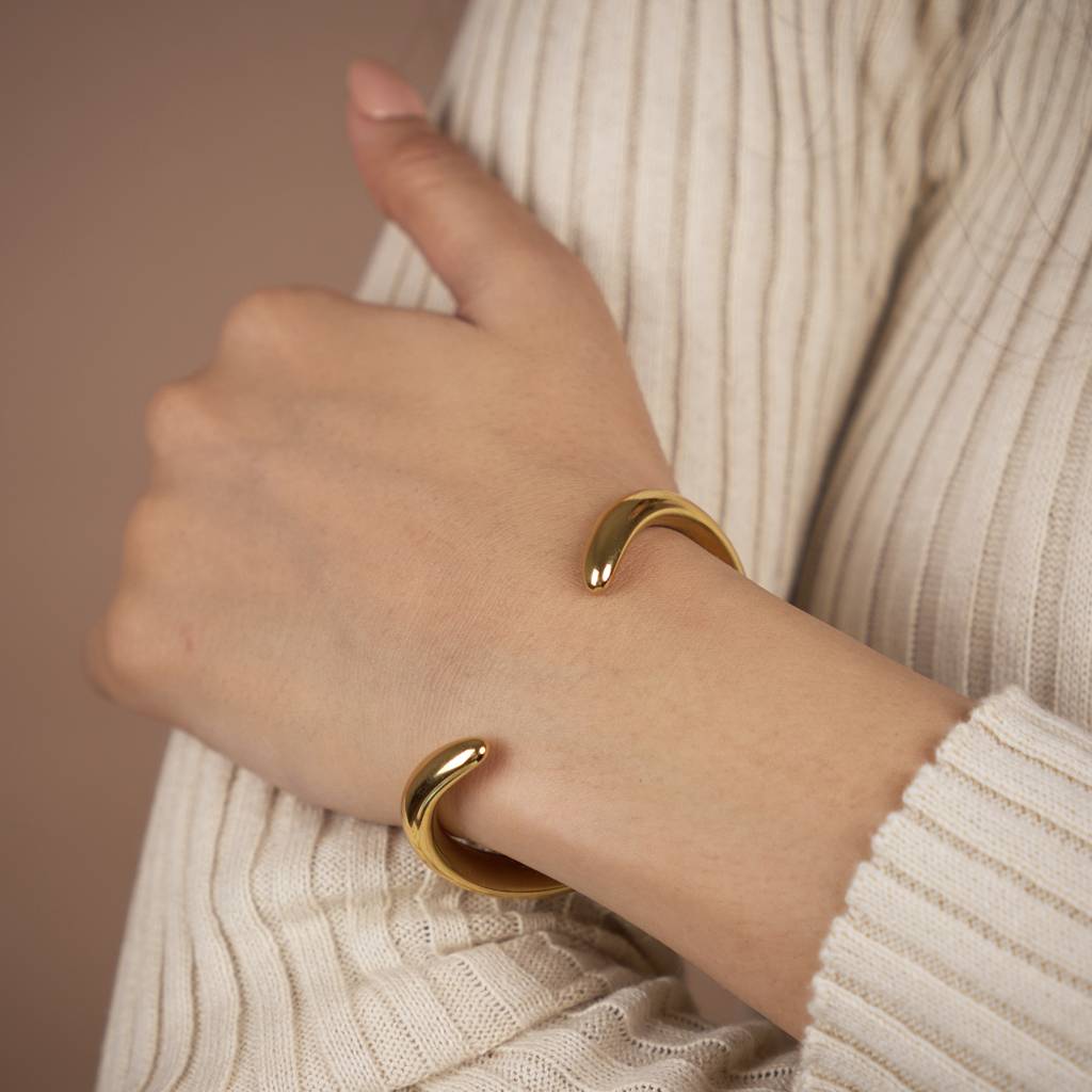 Fluid Curve Golden Bangle | Fluid Curve Golden Bangle · Eternz