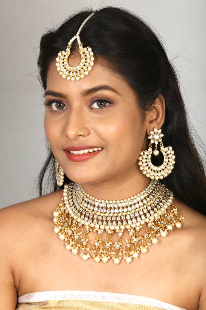 Off-White Gold-Plated Kundan Handcrafted Embellished Jewellery Set ...