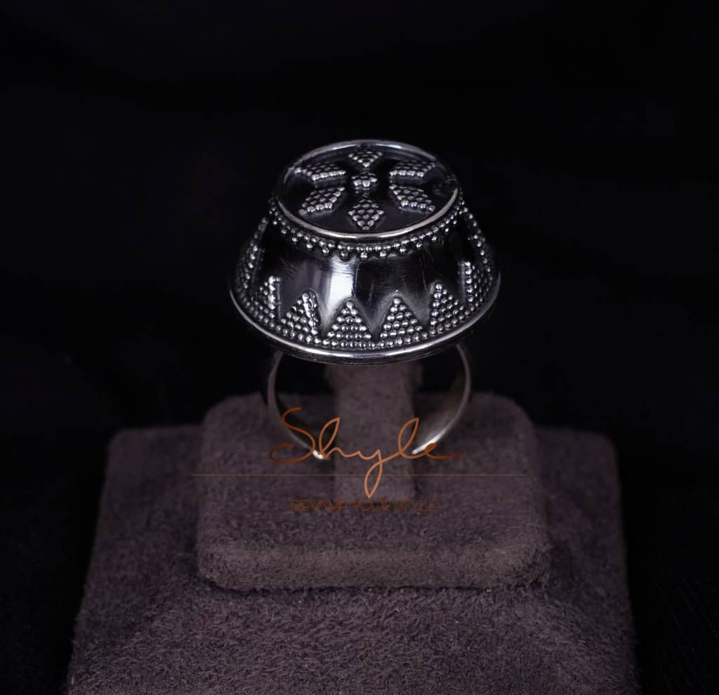 Anvaya Classic Daana Detailed Embossed Ring | Anvaya Classic Daana Detailed Embossed Ring · Eternz