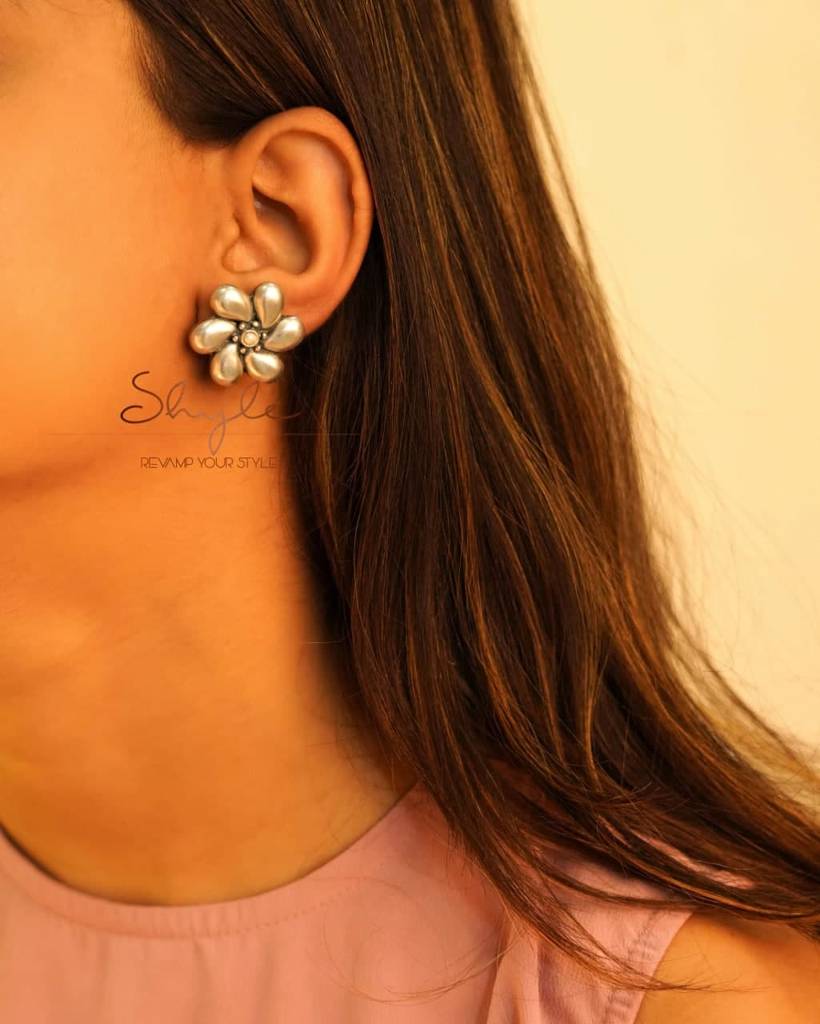 Adya Embossed Flower Versatile Stud Earring | Adya Embossed Flower Versatile Stud Earring · Eternz