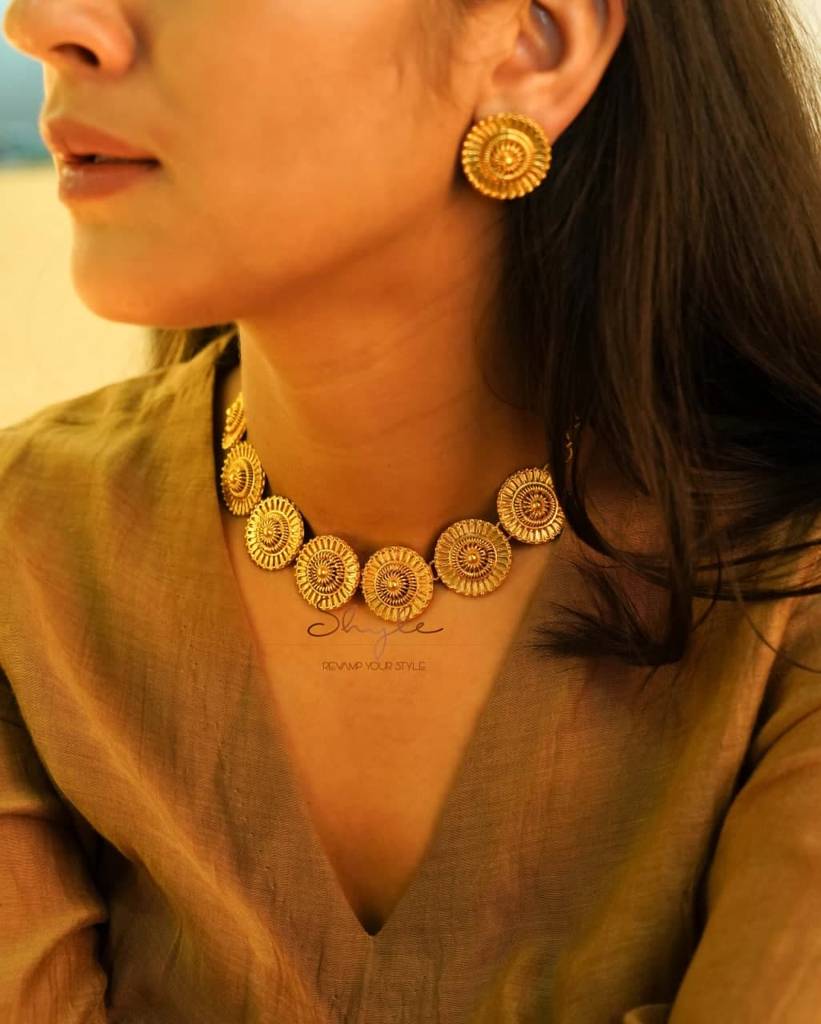 Adya Intricate Motif Sequence Necklace Gold Set | Adya Intricate Motif Sequence Necklace Gold ...