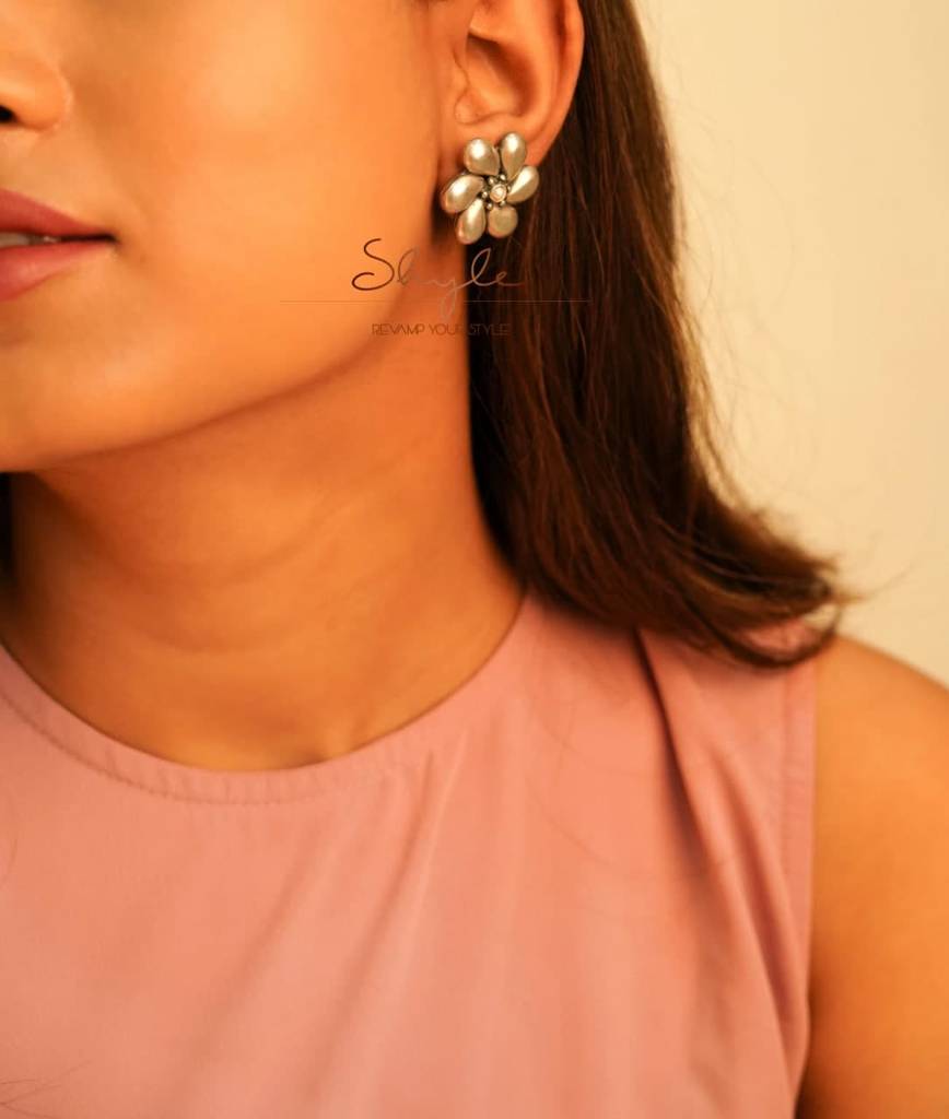Adya Embossed Flower Versatile Stud Earring | Adya Embossed Flower Versatile Stud Earring · Eternz
